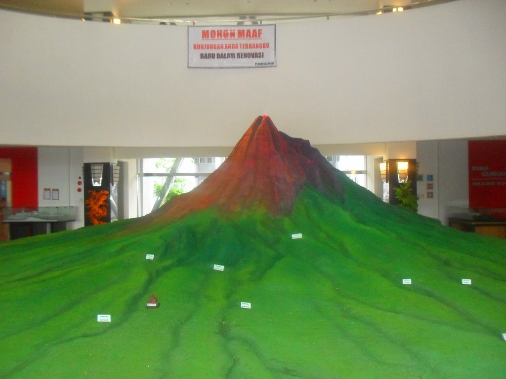 Museum Gunung Api Merapi dapat diamati berbagai tipe gunung api dan ...